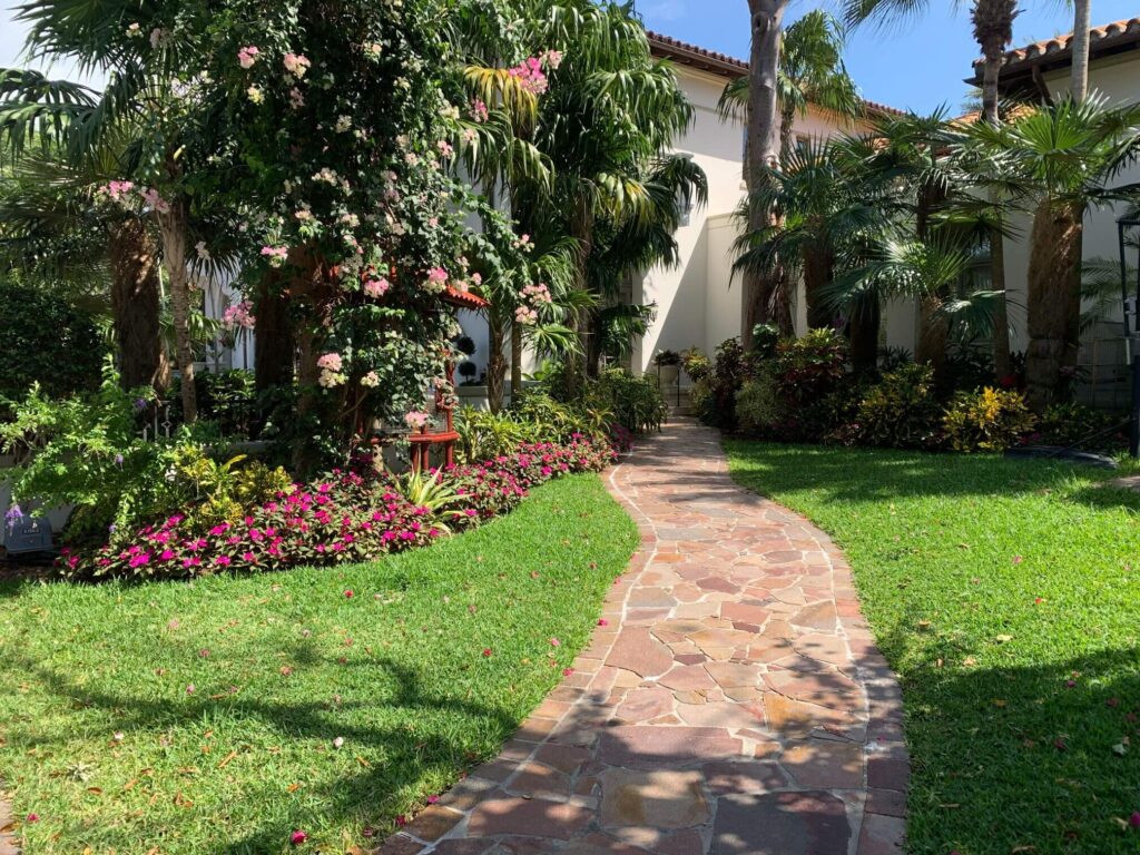 28. Driveway and walkway with mixed red porphyry cobblestone paver ...